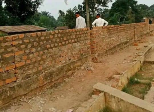 Kasaï Central Polémique Au Tour De La Construction Des Murs Du Stade